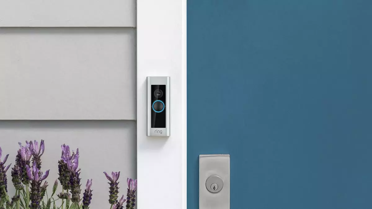 Egy Ring Video Doorbell Pro egy kék ajtó mellett.