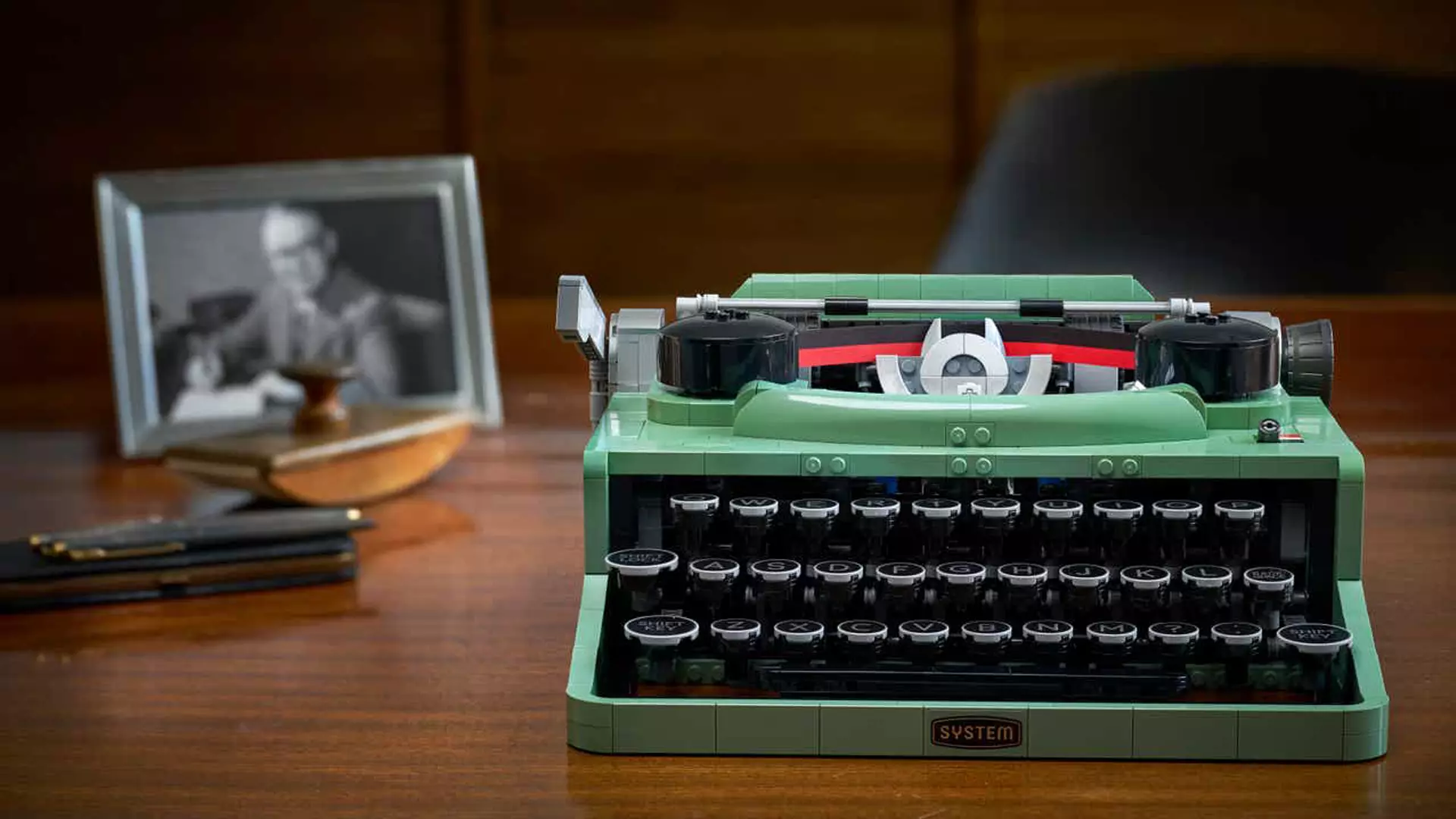 LEGO הוציאה לראשונה סט מכונת כתיבה חדש ואני רוצה לכתוב איתו את הרומן שלי