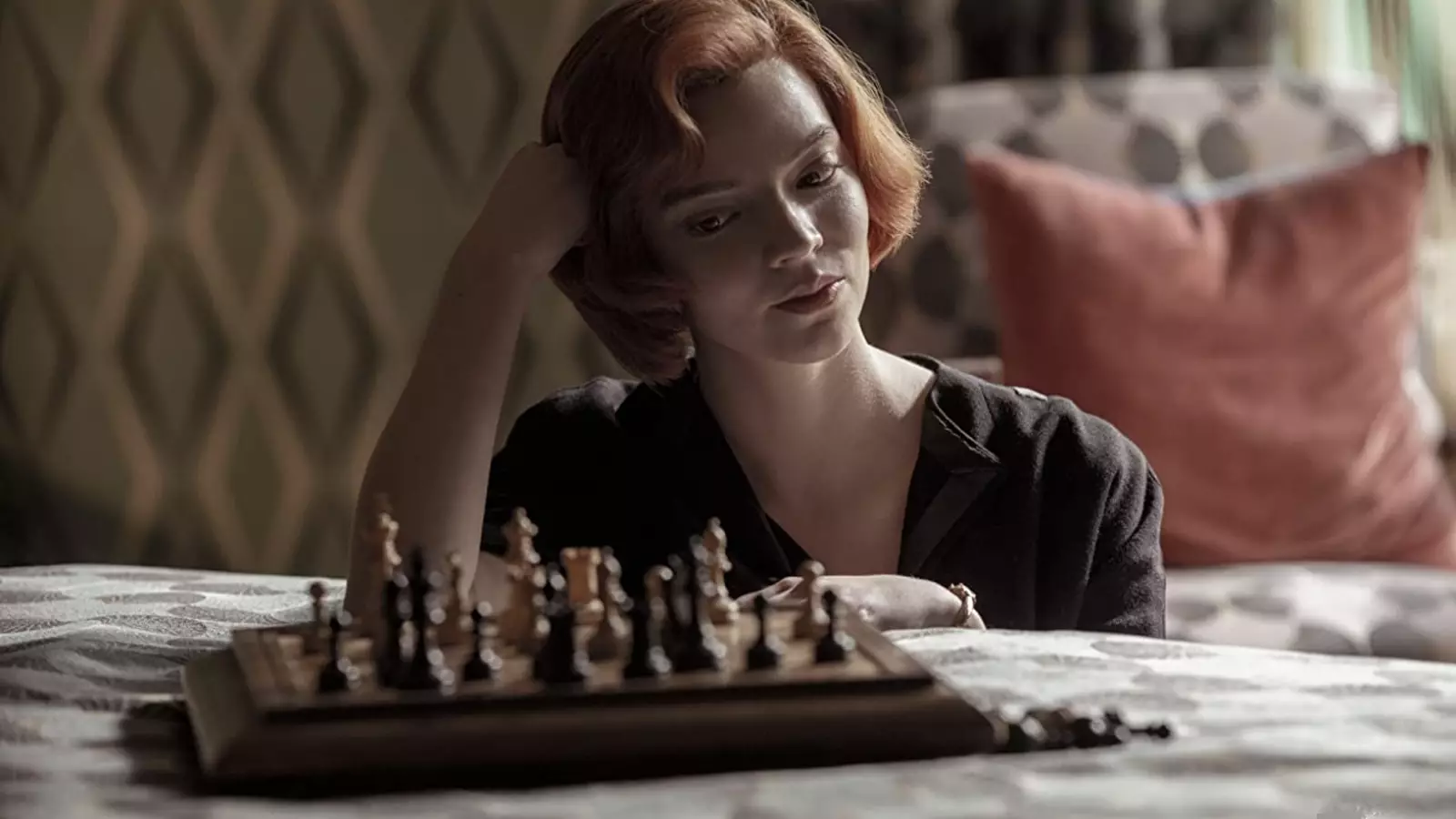 Beth Harmon aan het schaken in