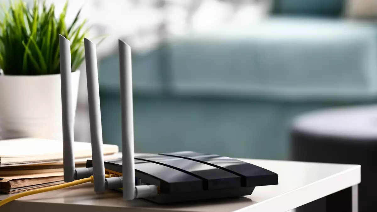 Zdjęcie routera na stole.