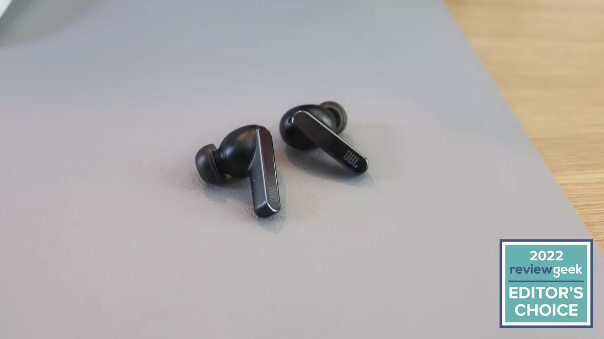 JBL слушалки што се потпираат на биро