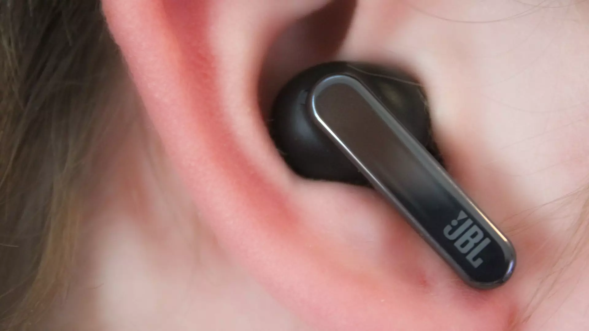 JBL earbuds sa loob ng isang tainga