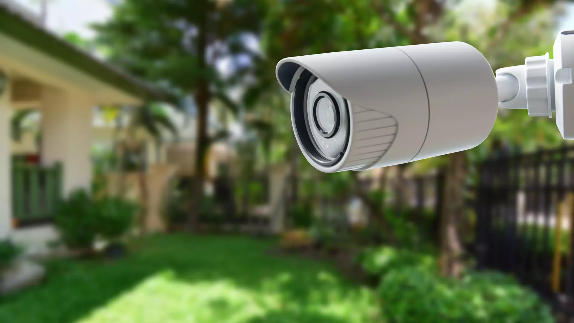 Arka bahçeye bakan dışarıya monte edilmiş bir güvenlik kamerası