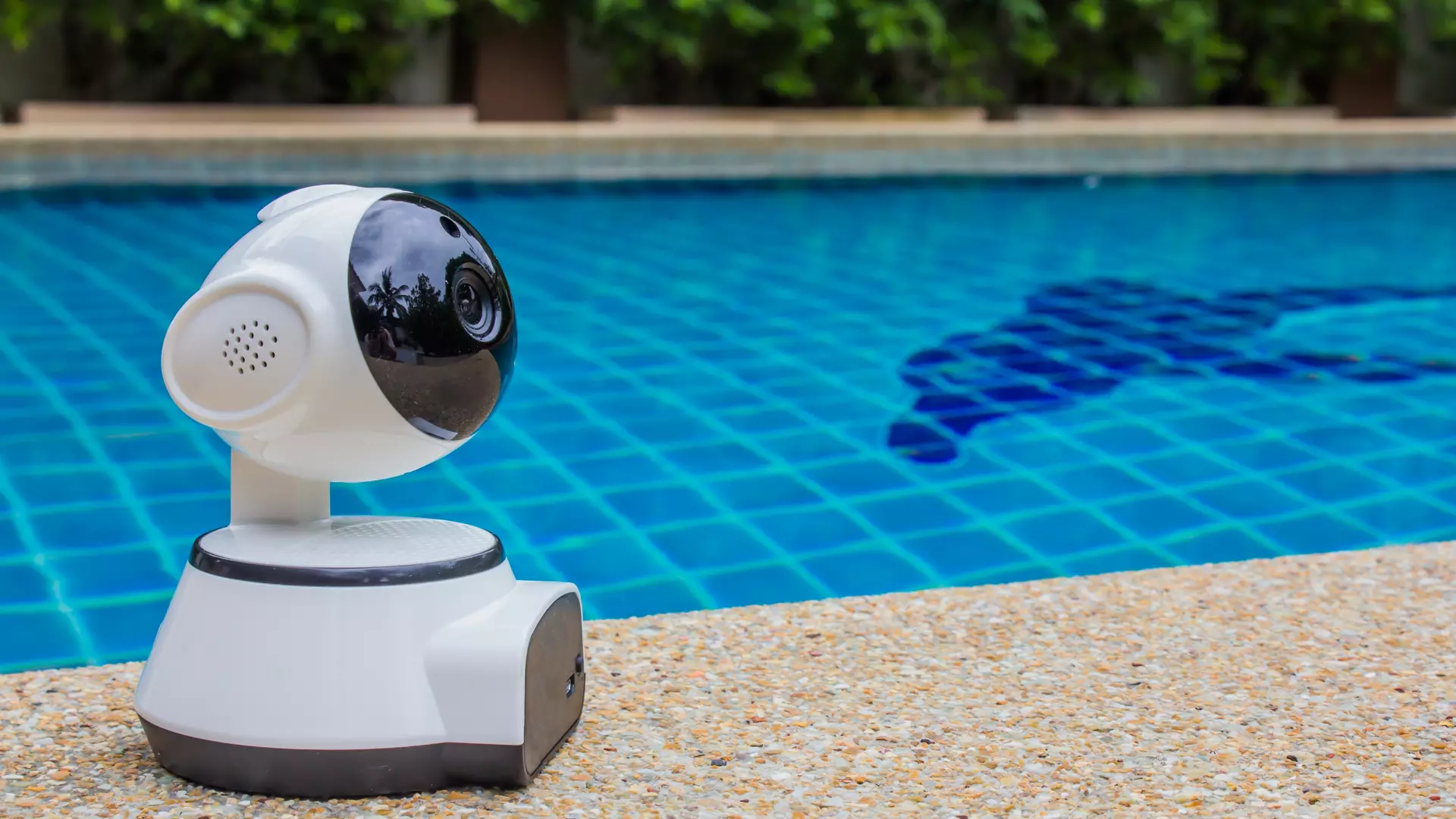 Usa ka gamay nga security camera sa daplin sa pool