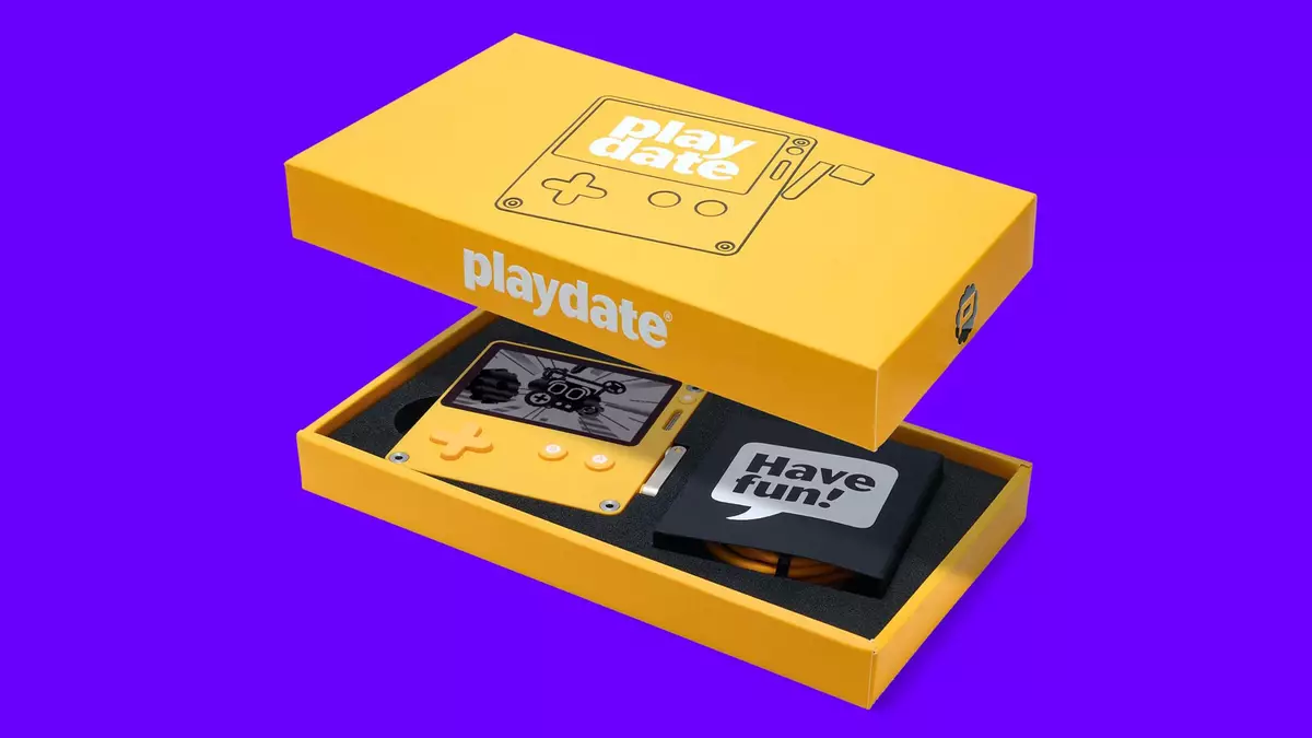 Вигляд Playdate у жовтій коробці для транспортування