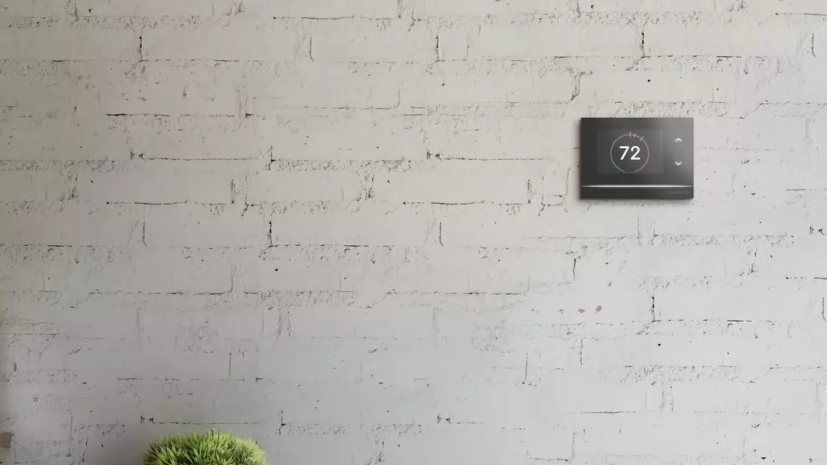 Isang Crestron Horizon thermostat sa isang brick wall