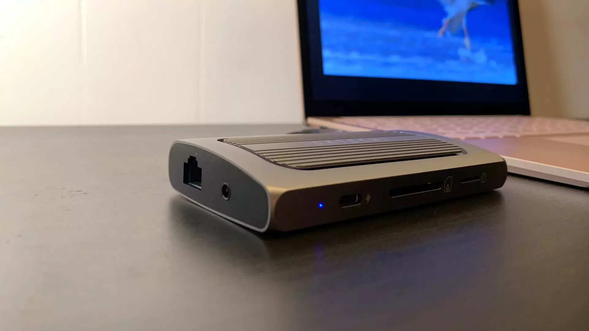 Víceportový adaptér Satechi USB-4 s 8K HDMI připojený k notebooku na stole