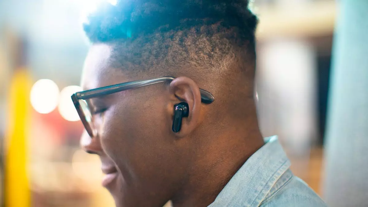 Մի զույգ Wyze Bud Pro իրական անլար ականջակալներ՝ սև գույնով: