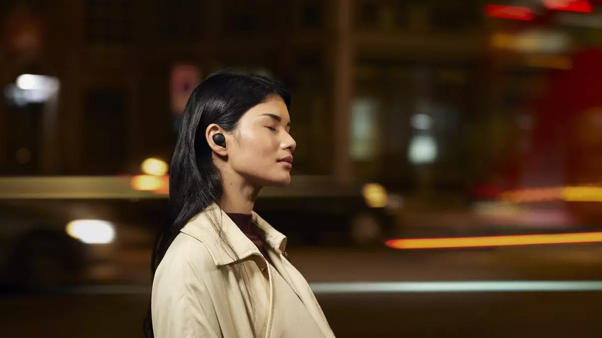 Жена носи комплет вистински безжични слушалки