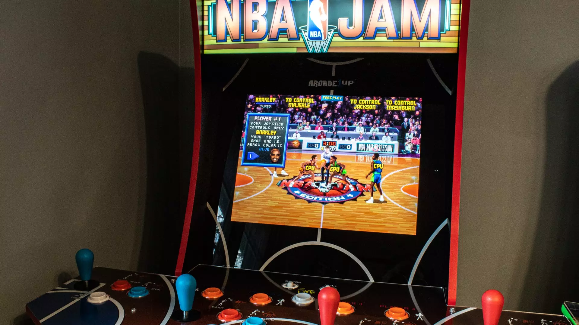 Et nærbillede af NBA Jam-maskinen, der spiller et spil.