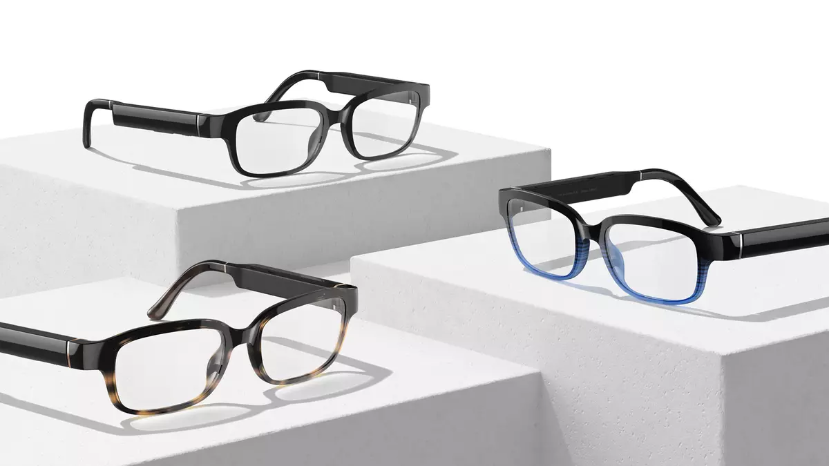 Echo Frames akıllı gözlüğün üç renkte bir fotoğrafı.