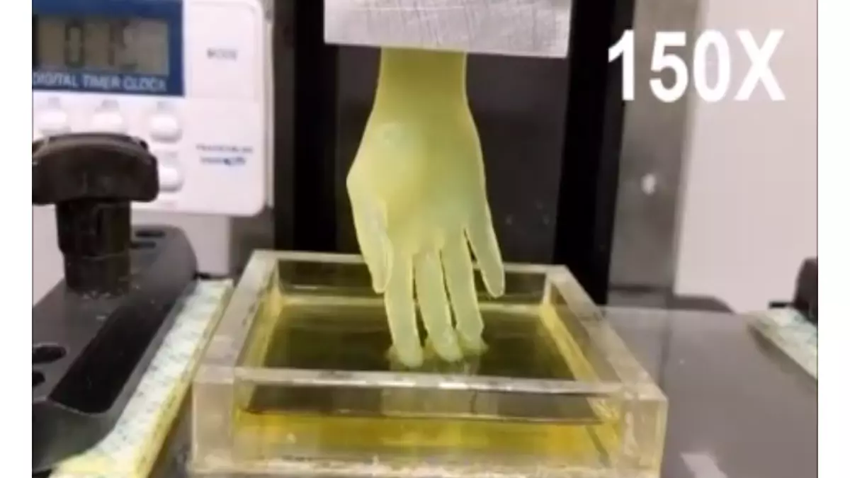 Ręka wydrukowana w 3D unosi się z roztworu hydrożelu.