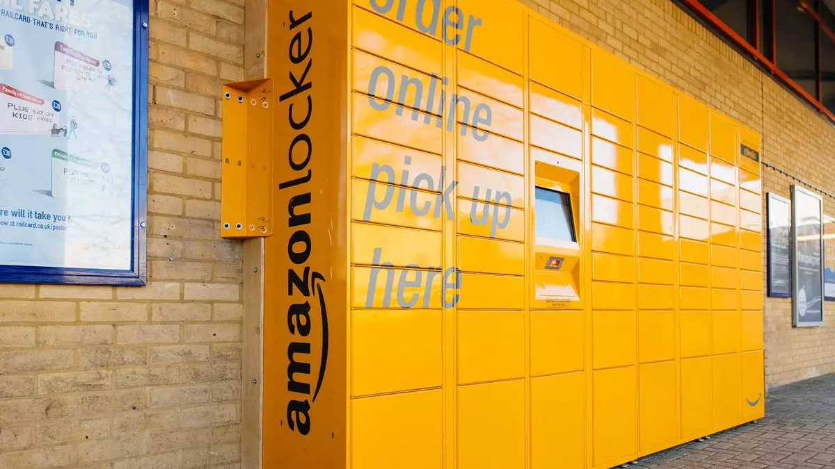 Žltý systém Amazon Locker pozdĺž tehlovej steny.