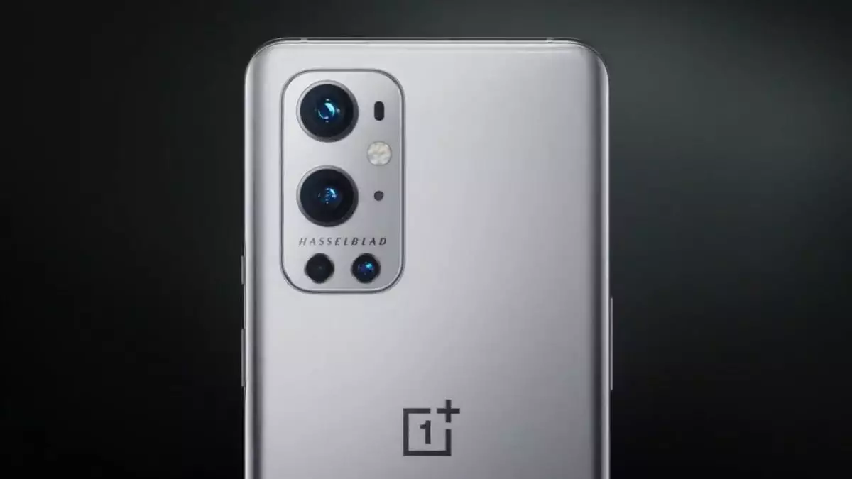 Yon telefòn OnePlus ak kamera mak Hasselblad