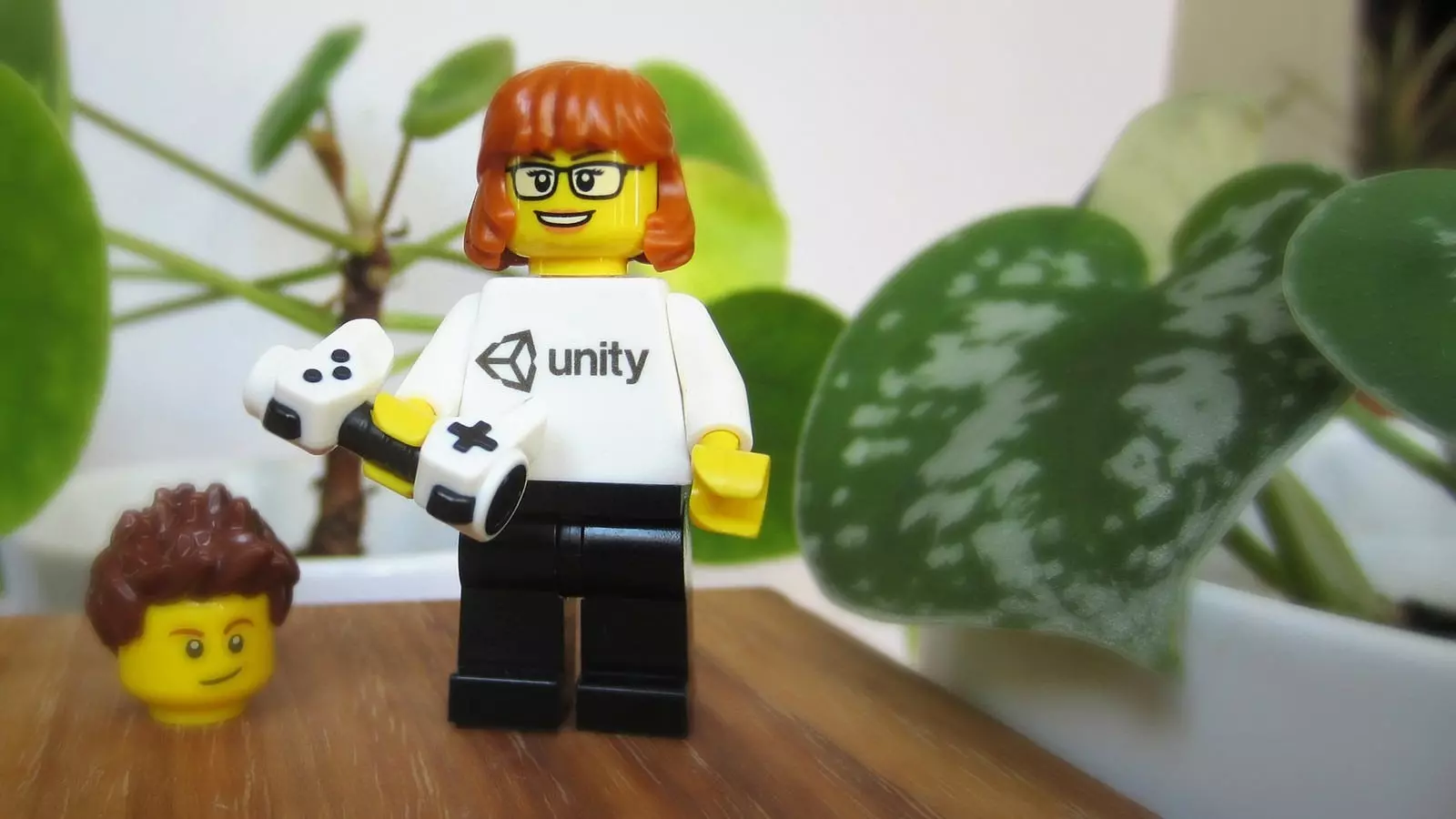 Minifig مخصص من LEGO يرتدي قميصًا يحمل علامة Unity.