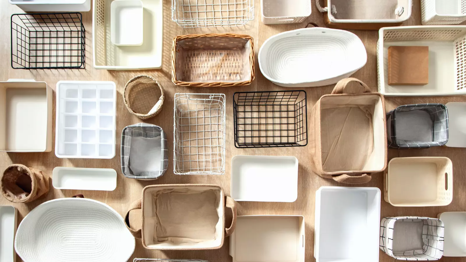 Colocación plana das caixas de almacenamento, recipientes e cestas de Marie Kondo con diferentes tamaños e formas