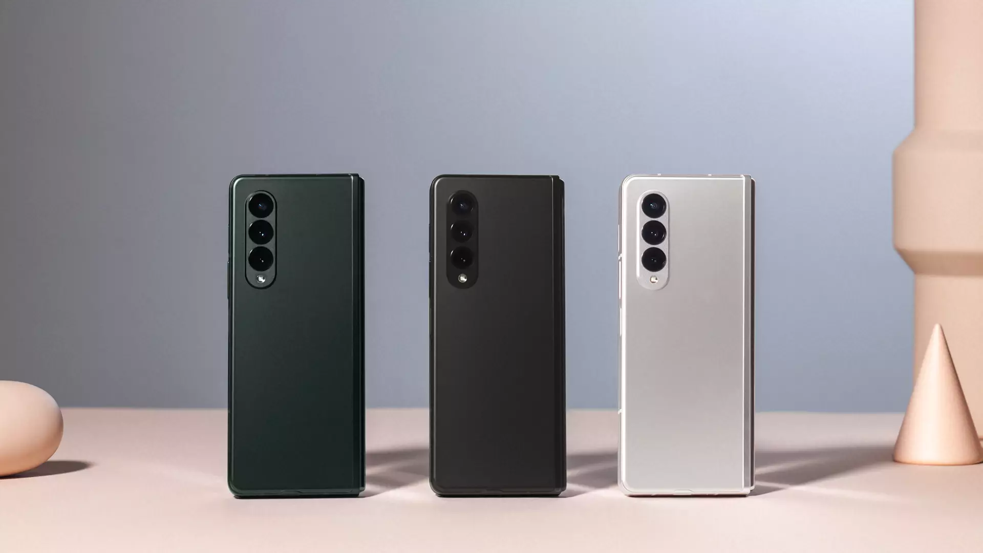 A Samsung Galaxy Fold3 zöld, fekete és ezüst színben.