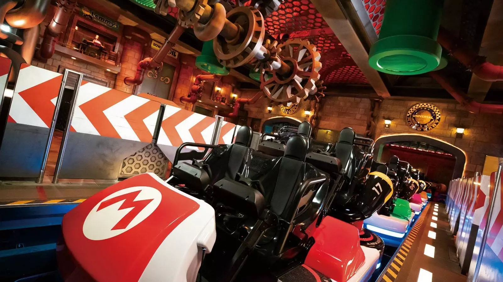 Isang closeup ng isang 'Super Mario Kart' na may istilong roller coaster-type na biyahe.