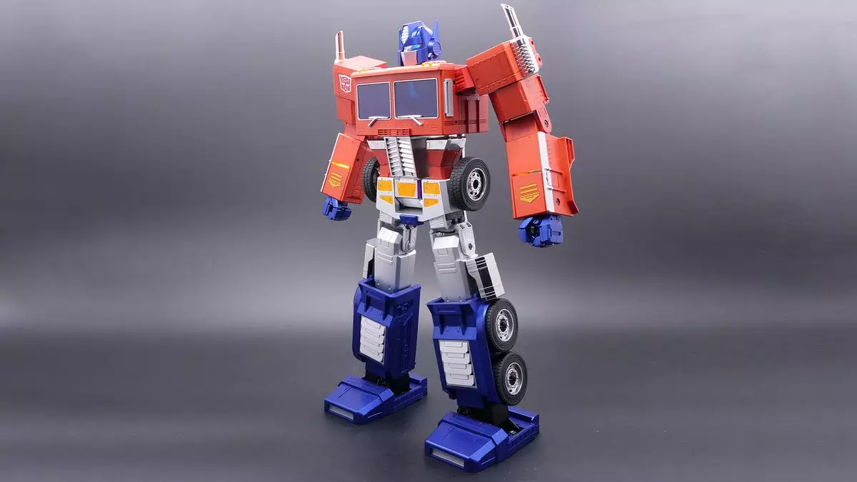 O jucărie Optimus Prime în formă umanoidă.