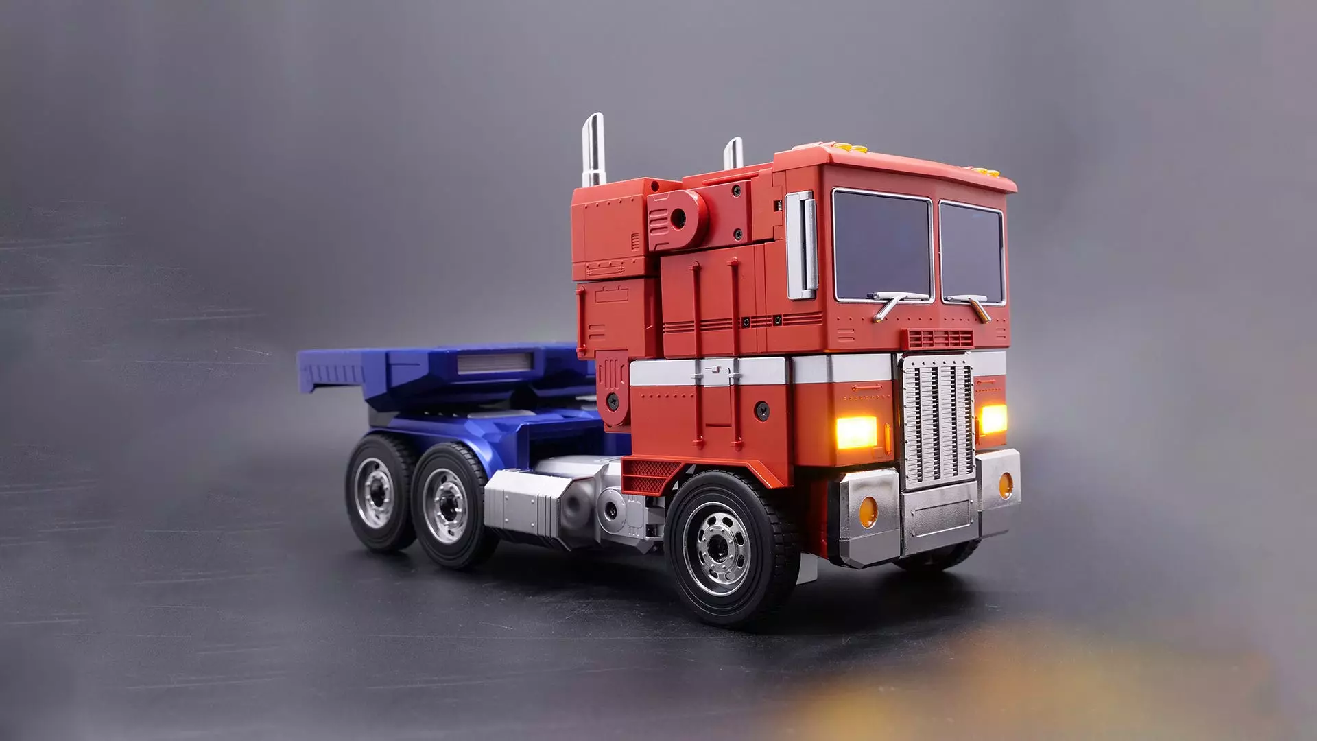 Een Optimus Prime-speeltje in vrachtwagenvorm.