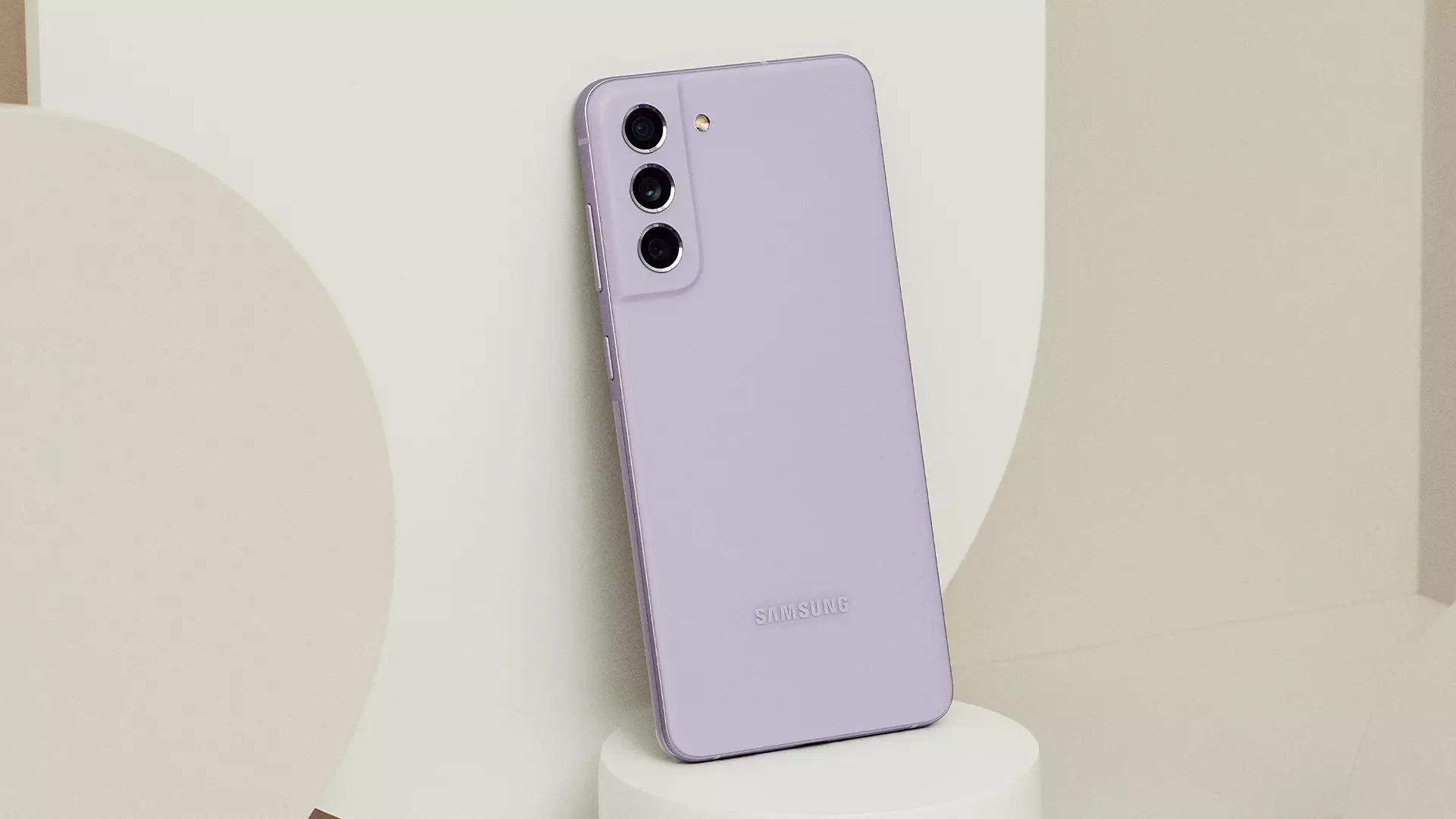 Samsung Galaxy S21 FE 5G i lilla.