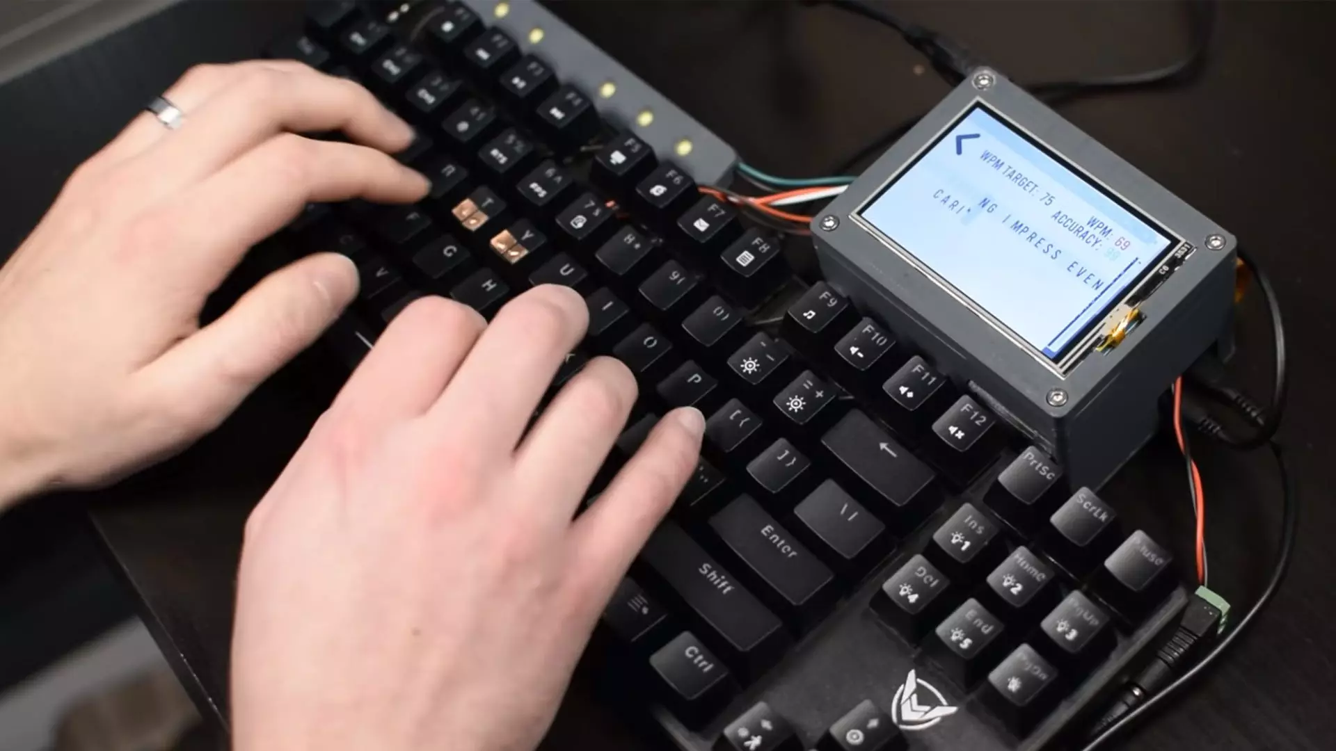 Elimine seus maus hábitos de digitação com este teclado eletrizante