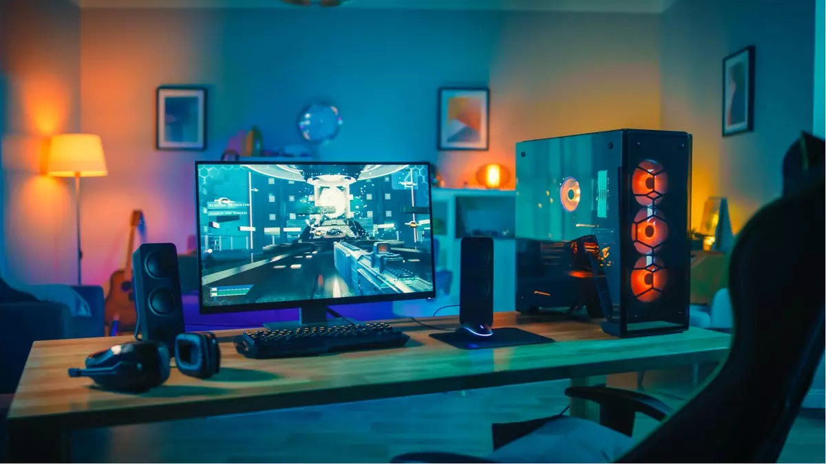 Een gaming-opstelling op een houten bureau met kleurrijke lampjes eromheen