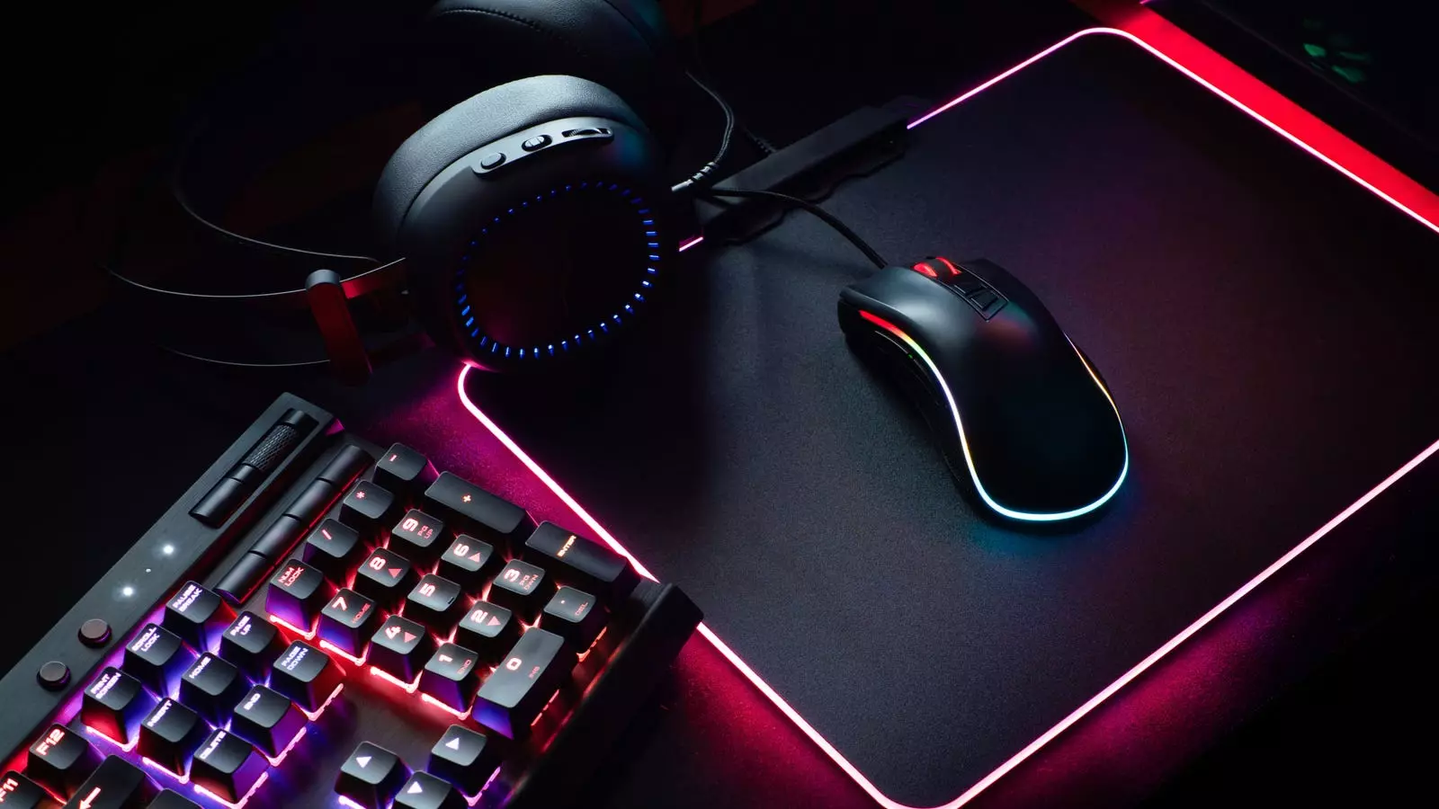 Gamingtoetsenbord, headset en muis gerangschikt op een bureau