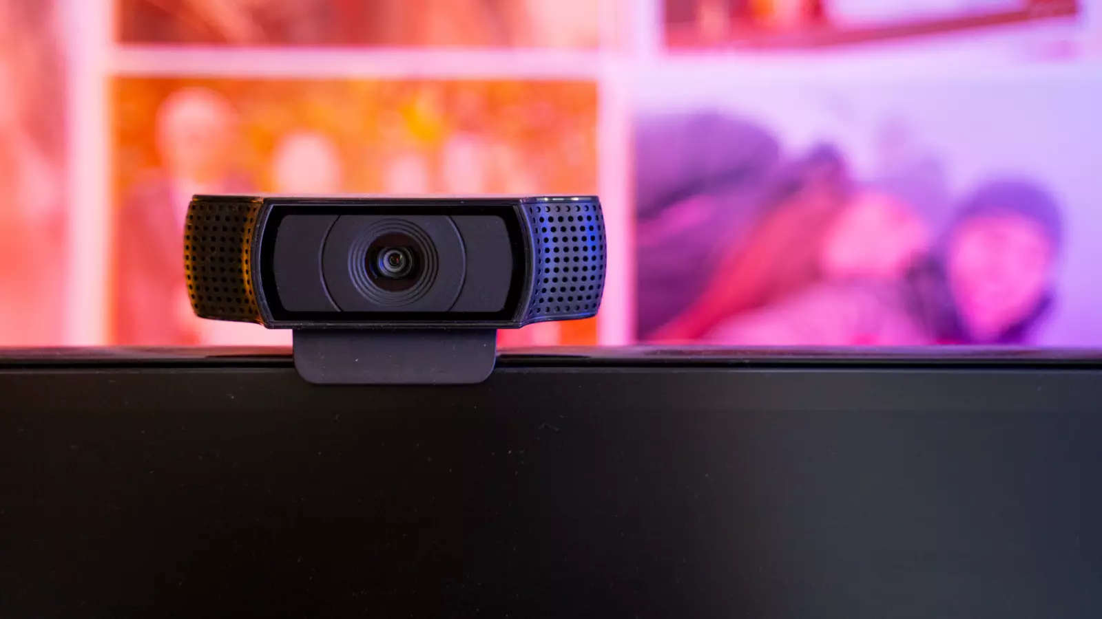 Webcam em cima de um monitor de computador