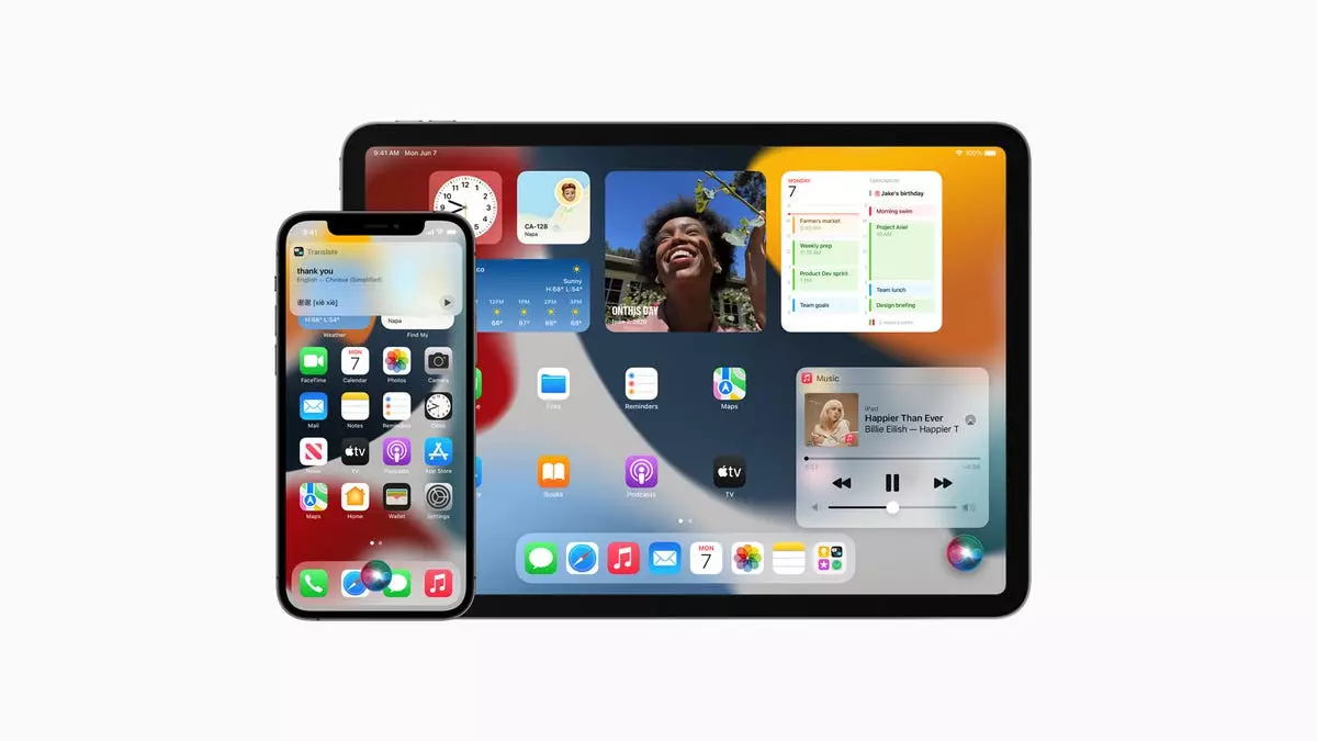 Apple iPad un iPhone ar Siri ekrānā.