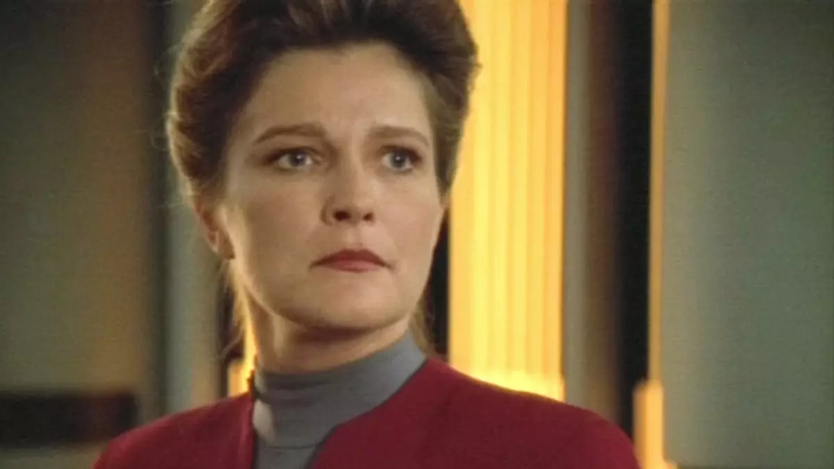 Kapteni Janeway, akitazama kwa mbali.