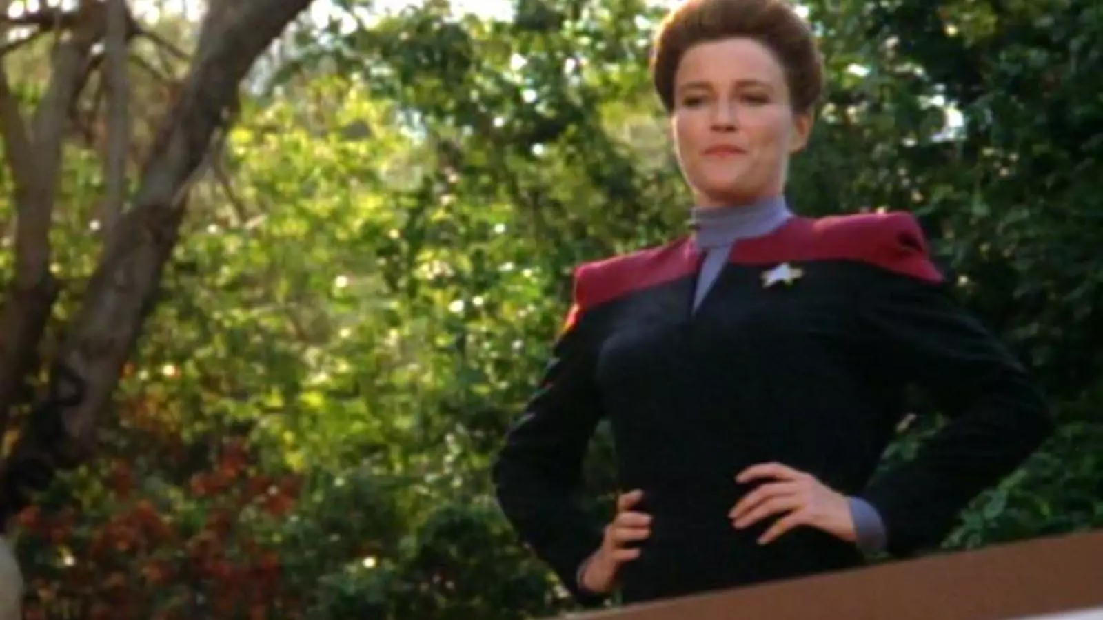 Capitán Janeway, mirando por encima de un balcón.