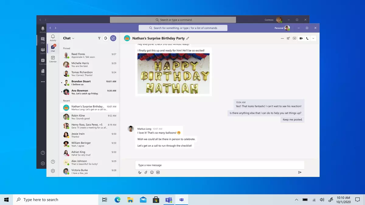 Microsoft Teams открывается на рабочем столе с поздравлением с днем рождения.