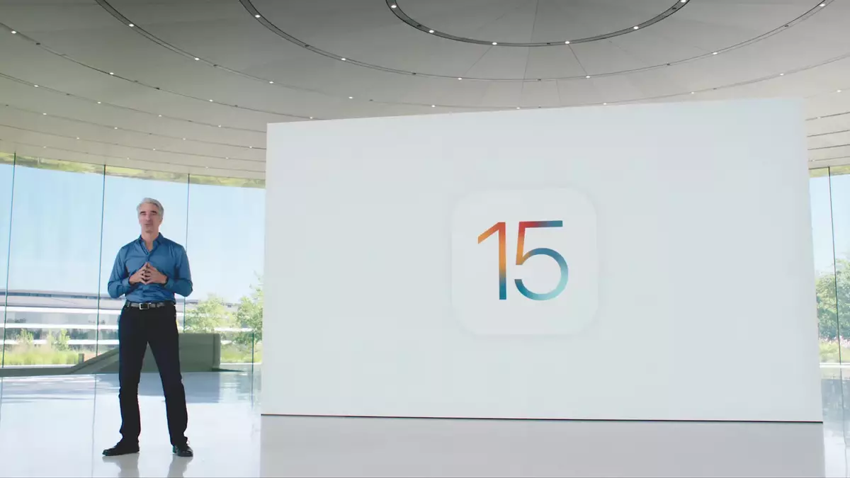 Apple HQ માં iPadOS 15 ચિહ્નની બાજુમાં ઊભેલા ટિમ કૂક