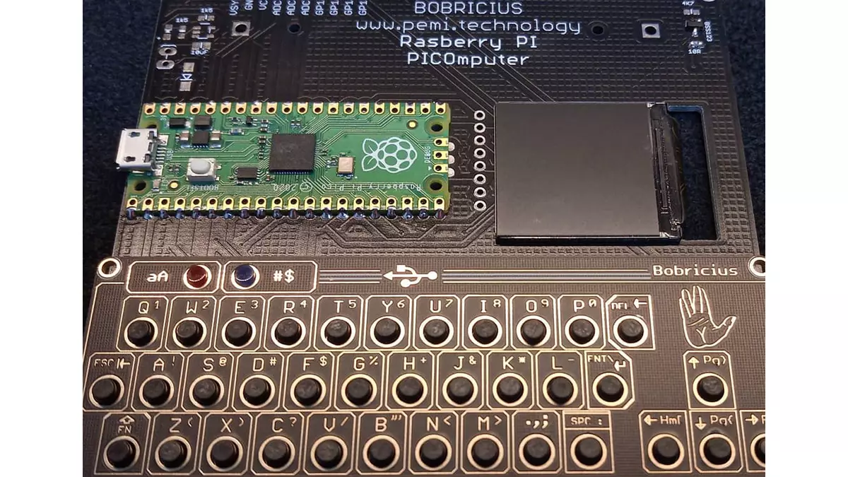 ภาพถ่ายของ Raspberry Pi PICOmputer เครื่องมือสื่อสารวันโลกาวินาศแบบกำหนดเอง