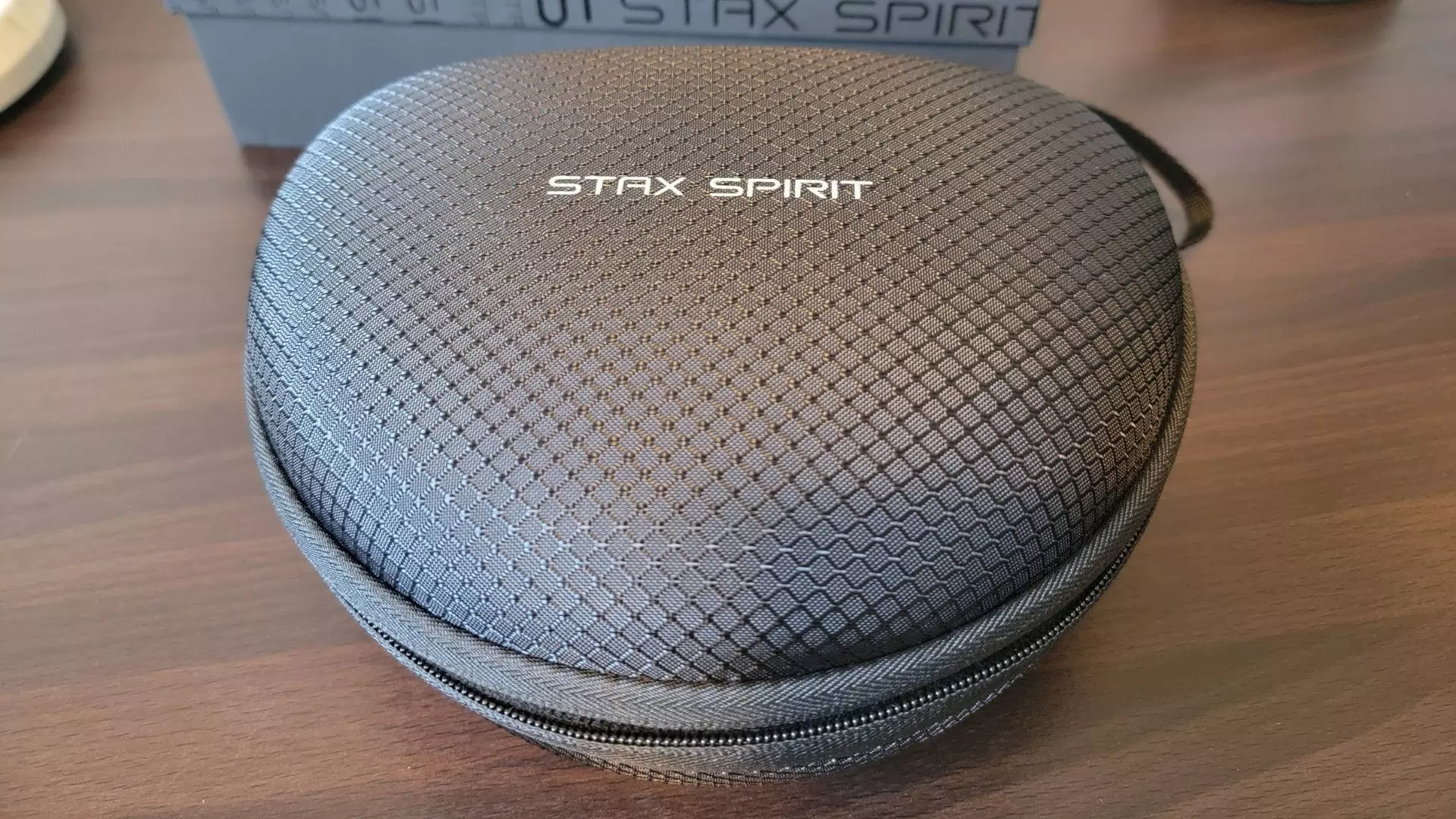 edifier stax spirit s3 tasomaiset magneettikuulokkeet matkalaukku puisella työpöydällä