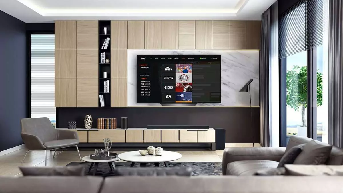 fuboTV დიდ ტელევიზორზე ნათელი თანამედროვე სახლის მისაღები ოთახში