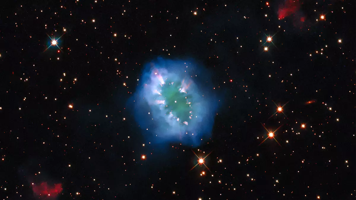 Как, вероятно, уже известно всем, кто увлекается астрономией, НАСА любит делиться невероятными фотографиями нашей Вселенной. Недавно НАСА поделилось потрясающей фотографией туманности, известной как «Туманность Ожерелья», которую описывают как «бриллиантовое ожерелье космических размеров».