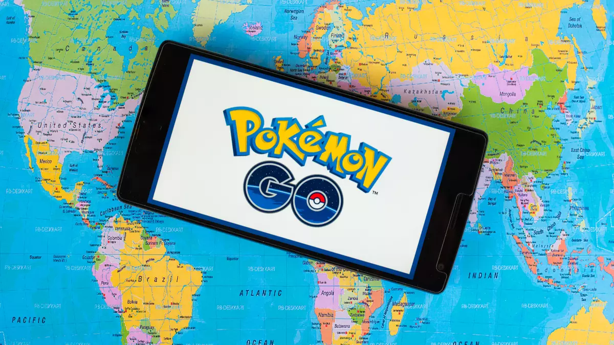 Pokemon GO is 'n gratis-om-te-speel GPS-gebaseerde volgemaak realiteit mobiele speletjie