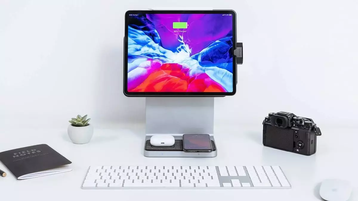 ఐప్యాడ్ iMac చూస్తున్న స్టాండ్కి డాక్ చేయబడింది, వైర్లెస్ iPhone మరియు AirPodలను ఛార్జ్ చేస్తుంది