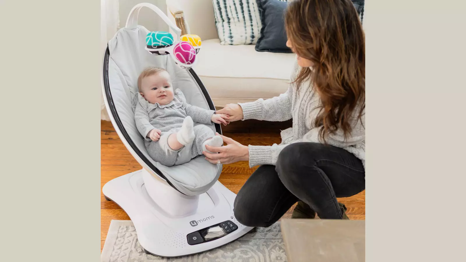 mamaRoo Smart Baby Swing by 4moms with baby and watchful आमा बैठक कोठामा