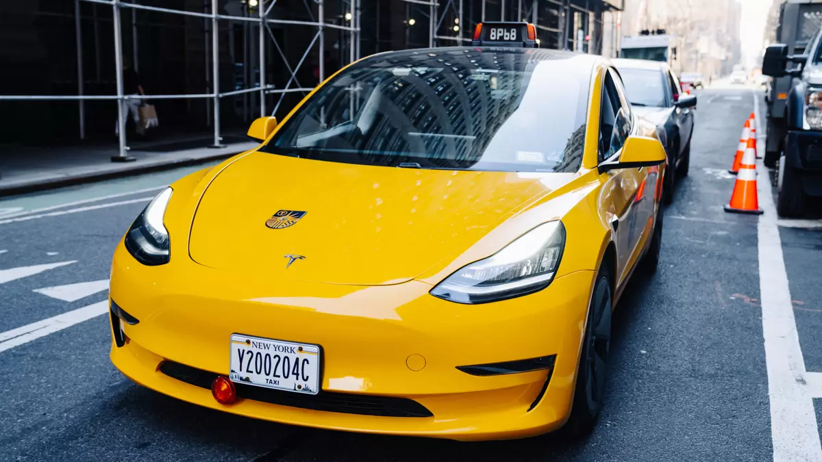 Taxi amarelo de Tesla nas rúas de Nova York