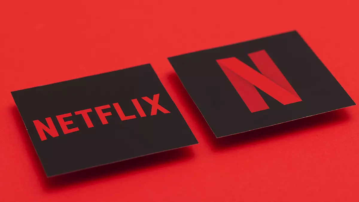 „Netflix“ logotipas raudoname fone.