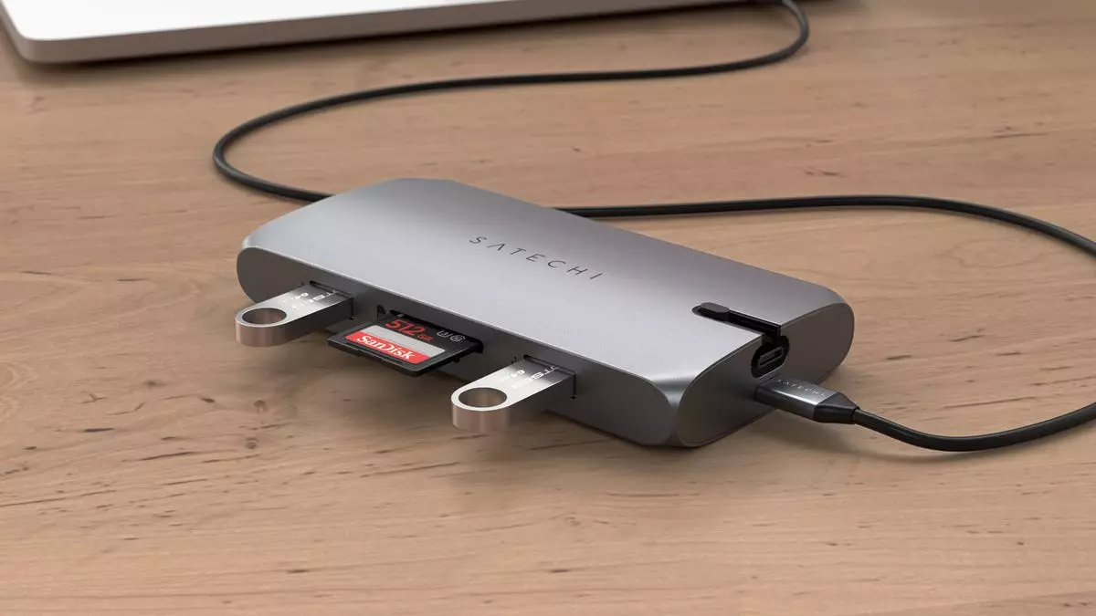 একটি SD কার্ড এবং দুটি USB ফ্ল্যাশ ড্রাইভ প্লাগ ইন সহ একটি Satechi অন দ্য গো অ্যাডাপ্টার৷
