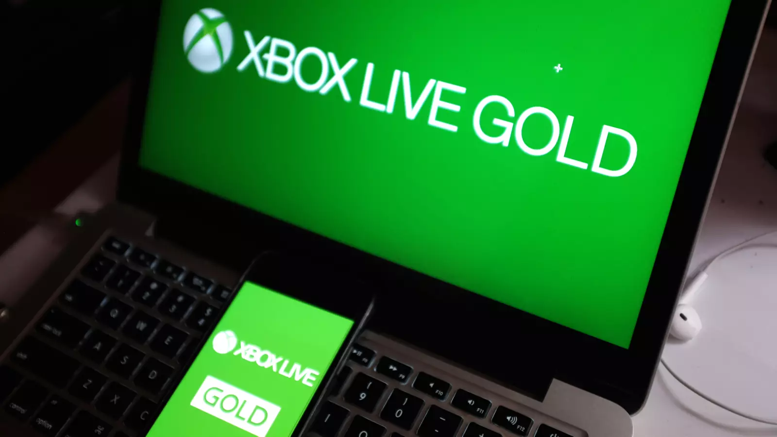 Teléfono inteligente con el logo XBOX LIVE GOLD que es el servicio en línea de la consola Xbox One