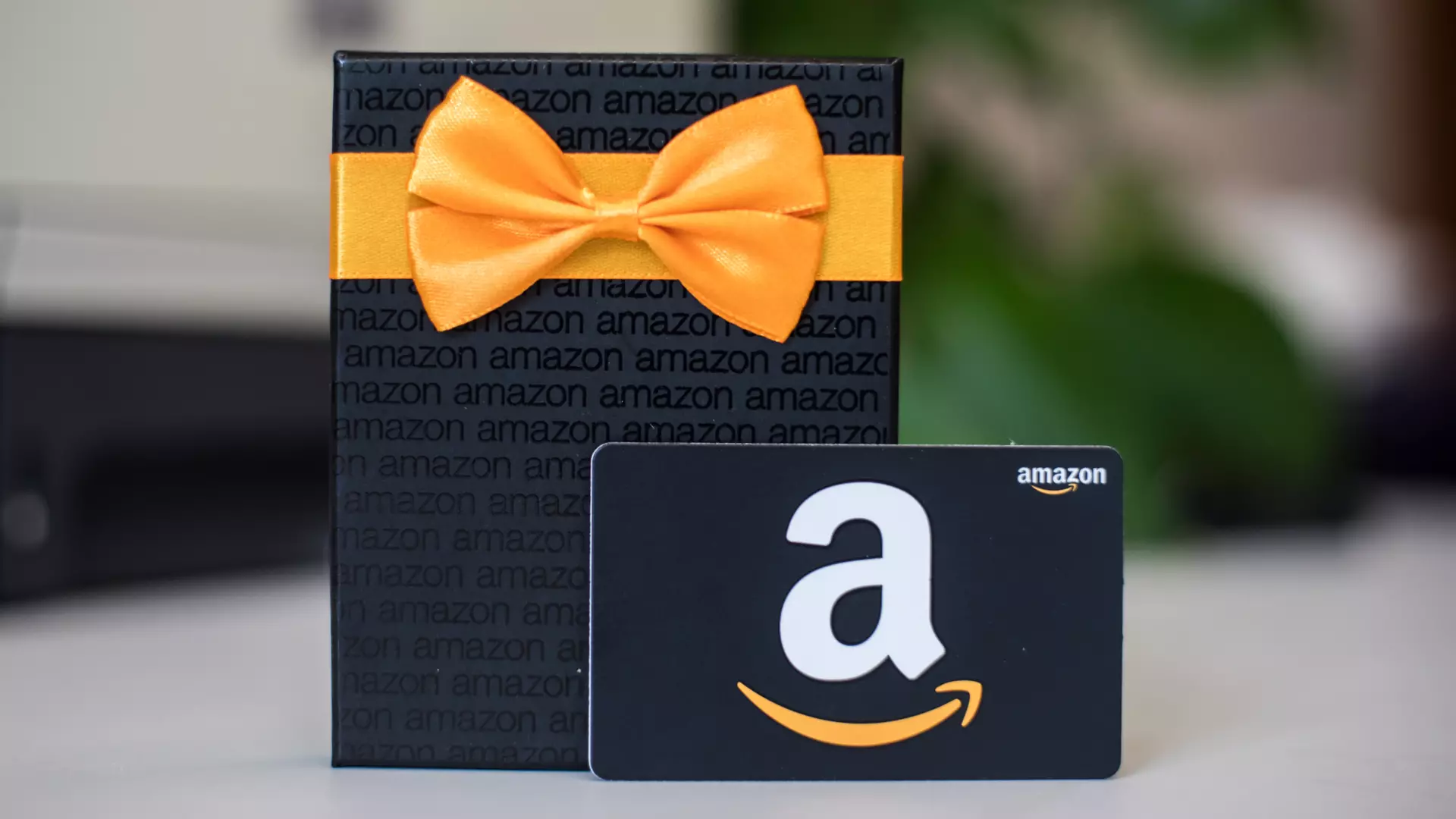 Az 50 dolláros Amazon-ajándékkártya lehetővé teszi a kedvezményezett számára, hogy termékeket vásároljon az Amazon.com webhelyről.
