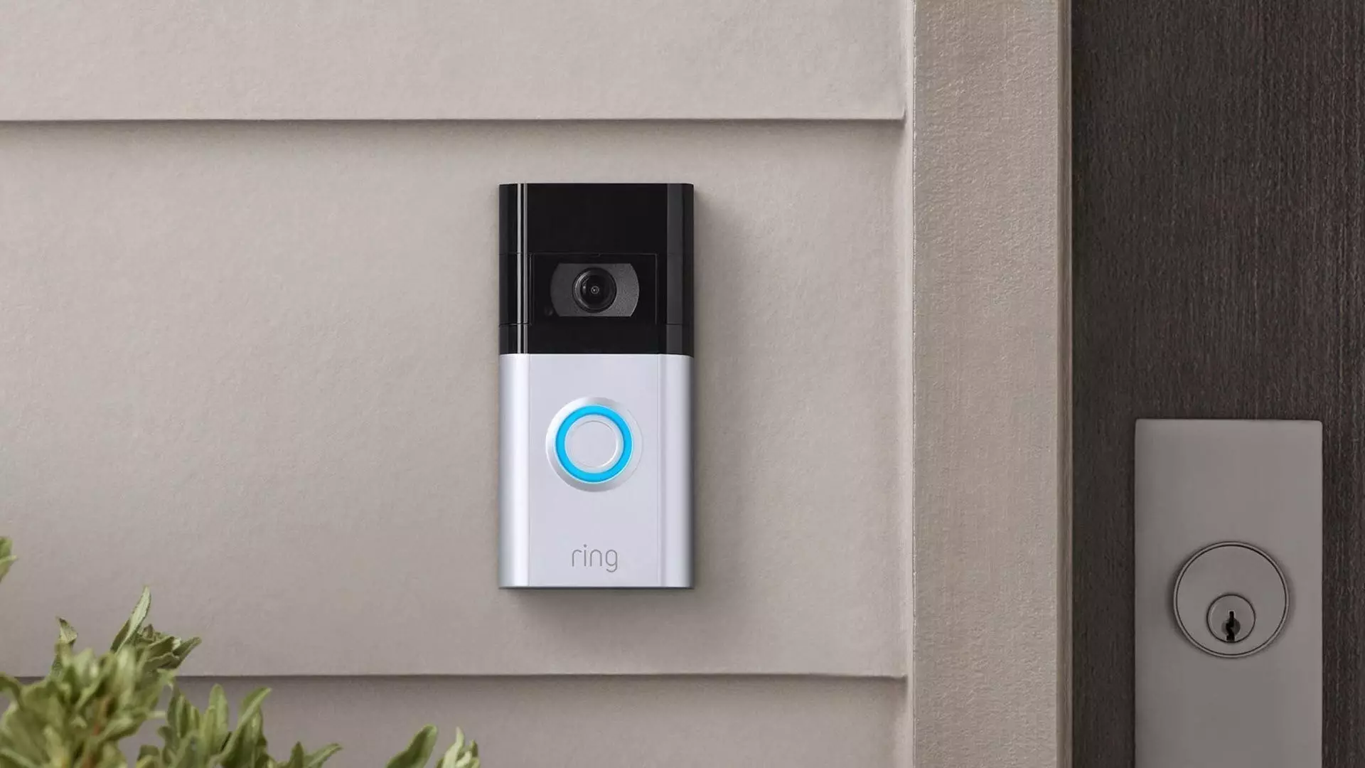 ドアの横にある Ring Video Doorbell 4。