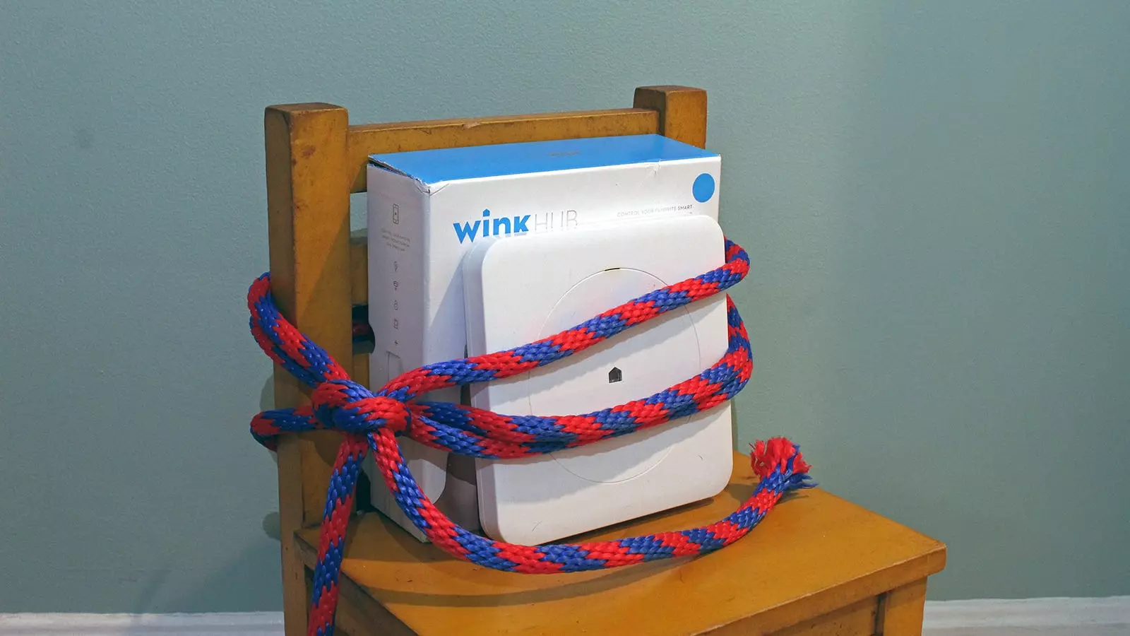 Un Wink Hub atado a una silla.