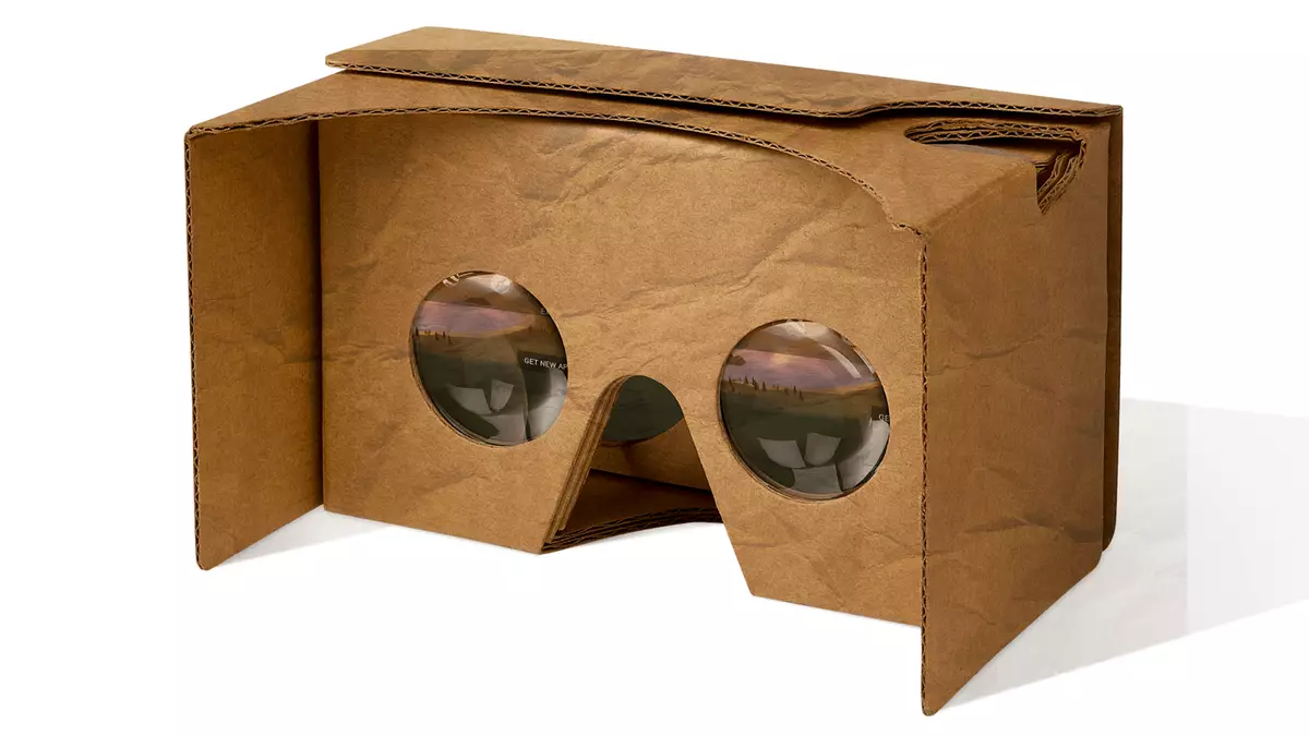 Die Google Cardboard VR-bril is opgefrommel en vuil.