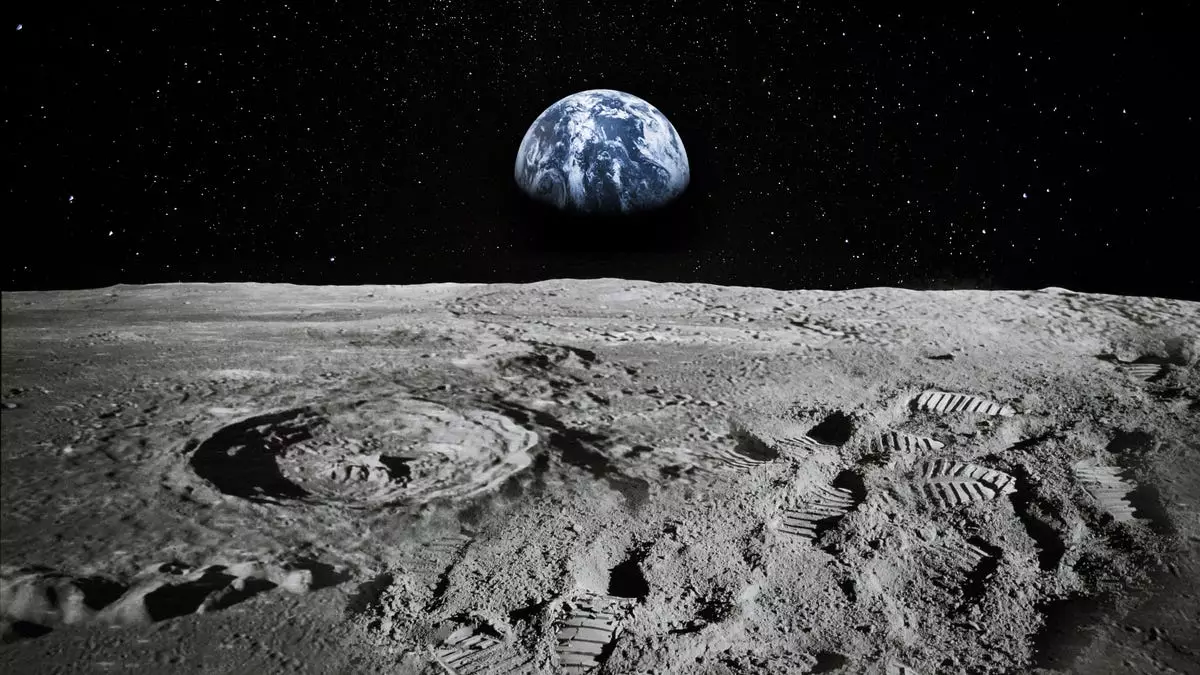 Vaizdas į Žemę, kylančią virš Mėnulio horizonto.